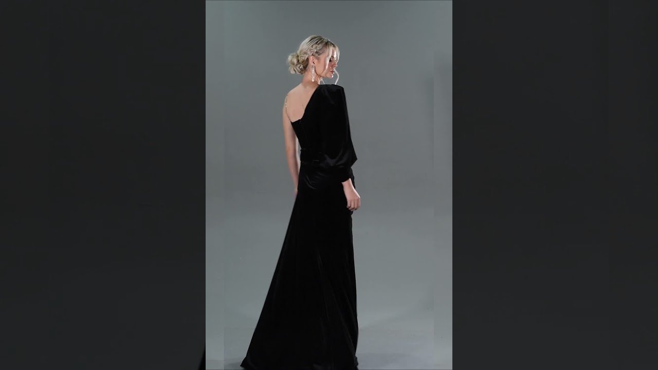 Siyah Tek Kol Bacak Dekolteli Kadife Abiye Elbise