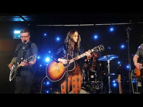 Lainey Wilson, Middle Finger @ C2C 2019