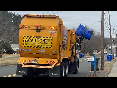 Peterbilt 520 Labire Automizer On Recycling