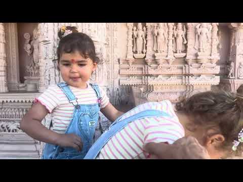 Carla and Zoë say #Namaste, temple Shri Swaminarayan Mandir, Chino Hills, CA templo Hindu