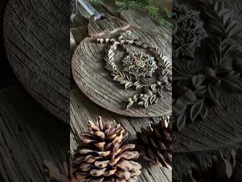 DIY Ornament Wall Decor: Create A Faux Wood Texture Using THIS For Elegant Results! #diychristmas