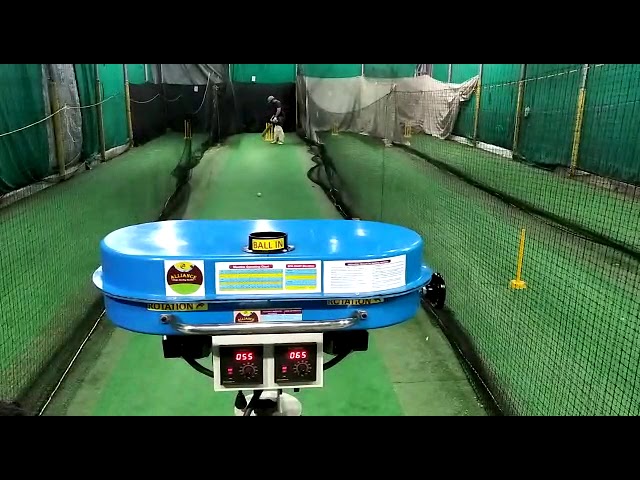 Cricket bowling Machine - Automatic Cricket Bowling Machine ...