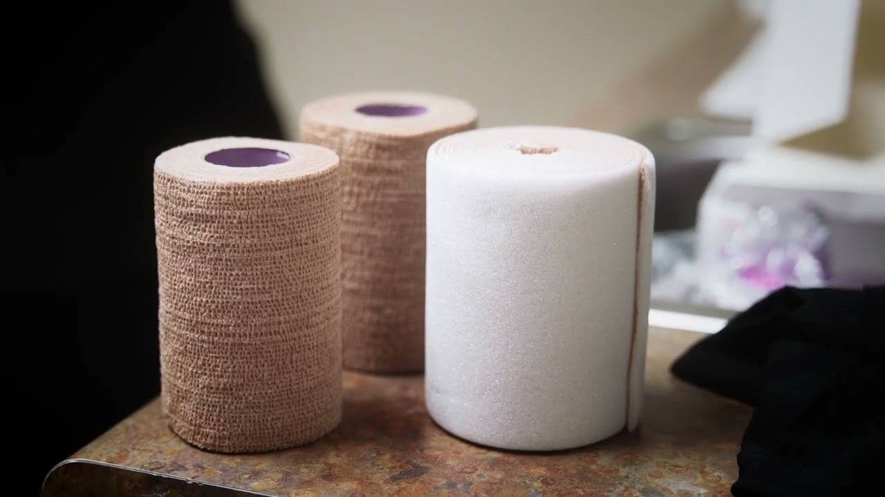 What does the Advanced Wound Care Center offer?