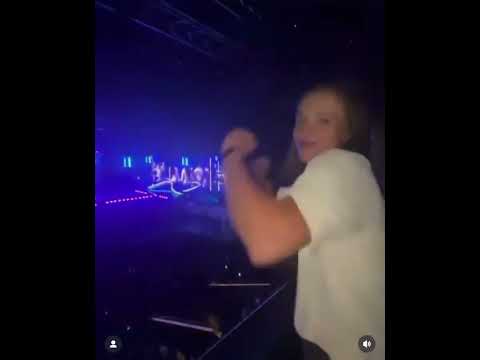 Iga Swiatek dancing at the Dua Lipa concert in Paris ๐๐ป #tennis #wta #igaswiatek