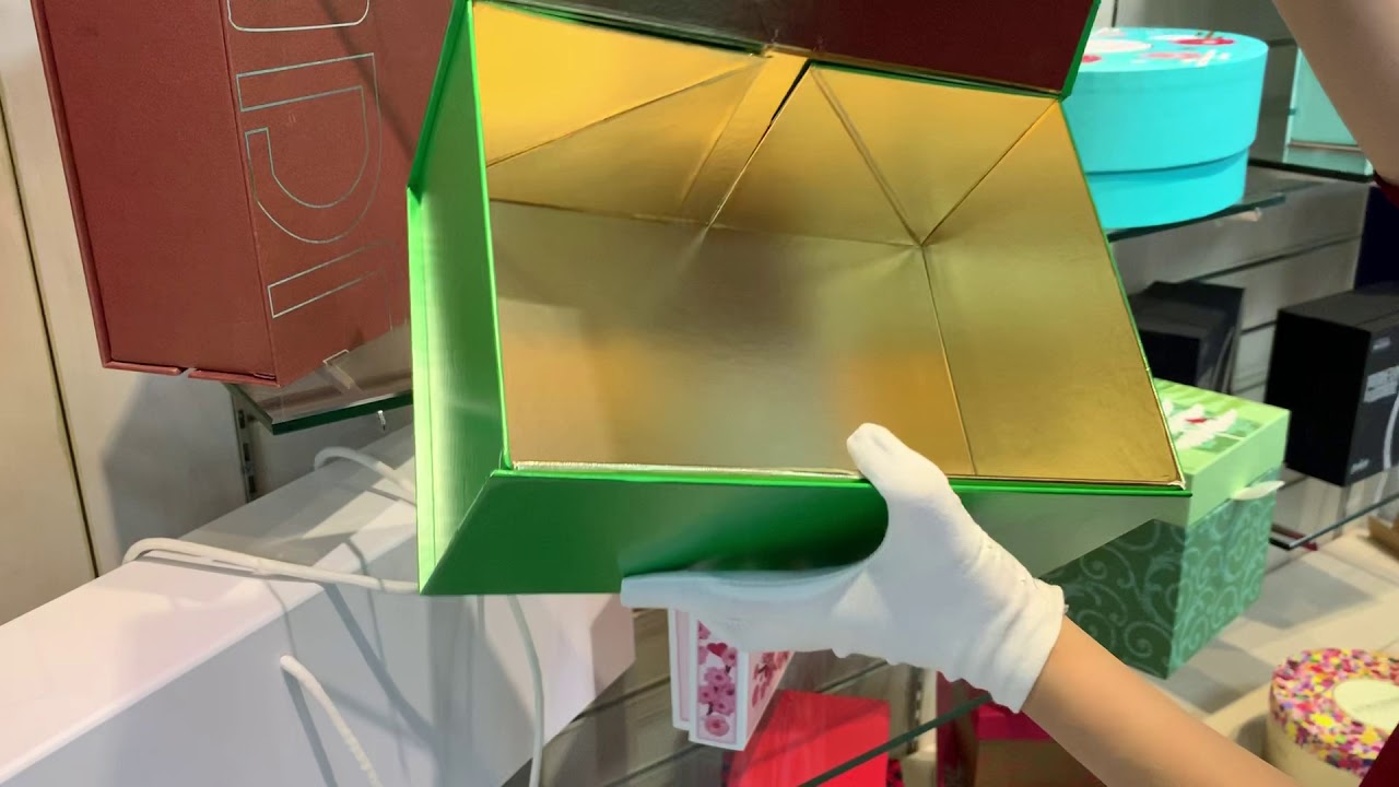 Custom luxury foldable paper board packaging box with magnetic lock