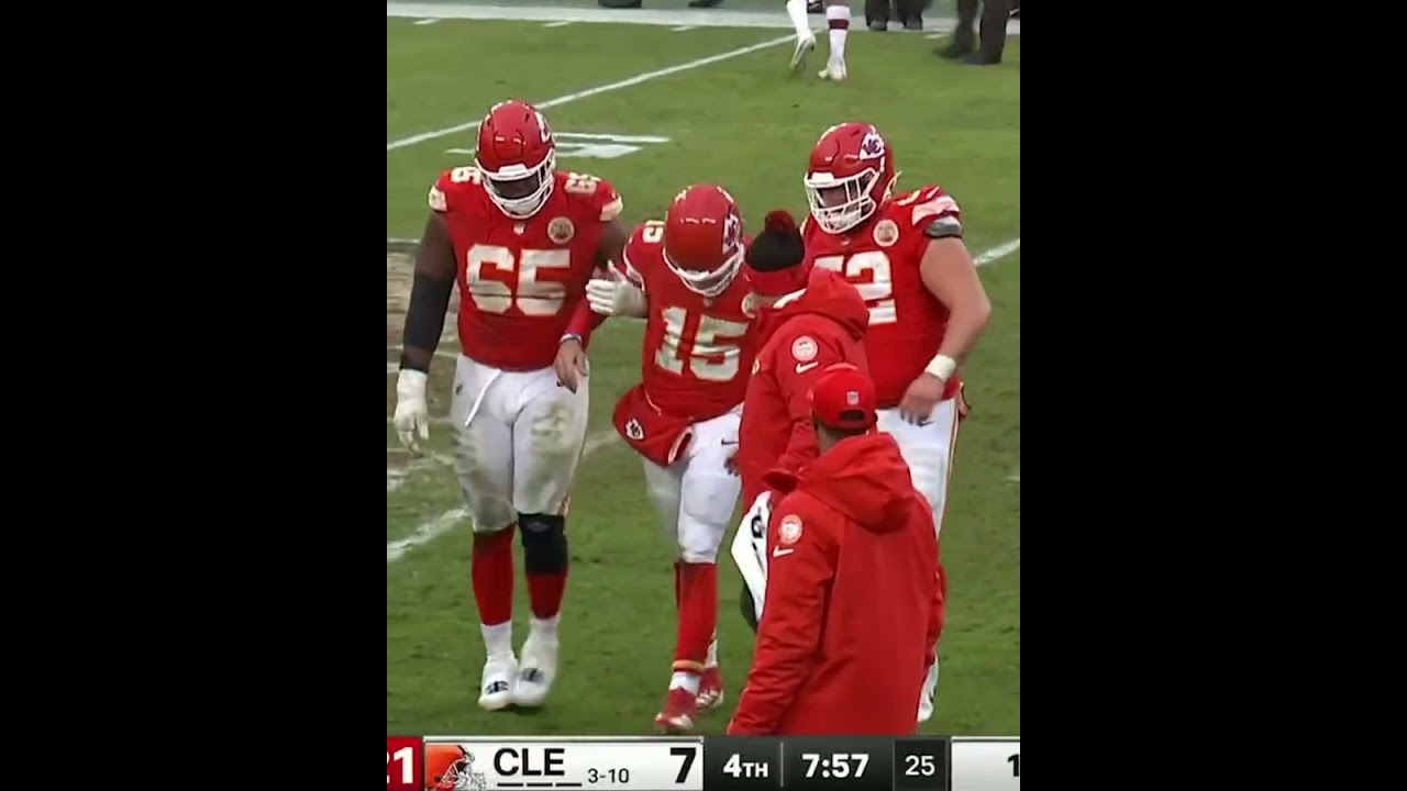 Patrick Mahomes limped his way to the sideline after taking a hit (📺 CBS)