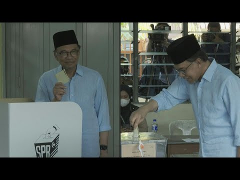 Anwar Ibrahim votes in Malaysia polls | AFP