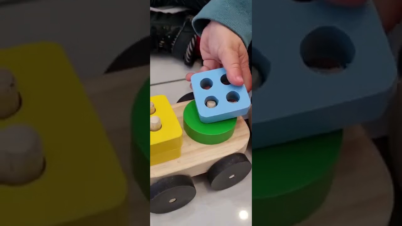 tren con encastres didáctico de madera