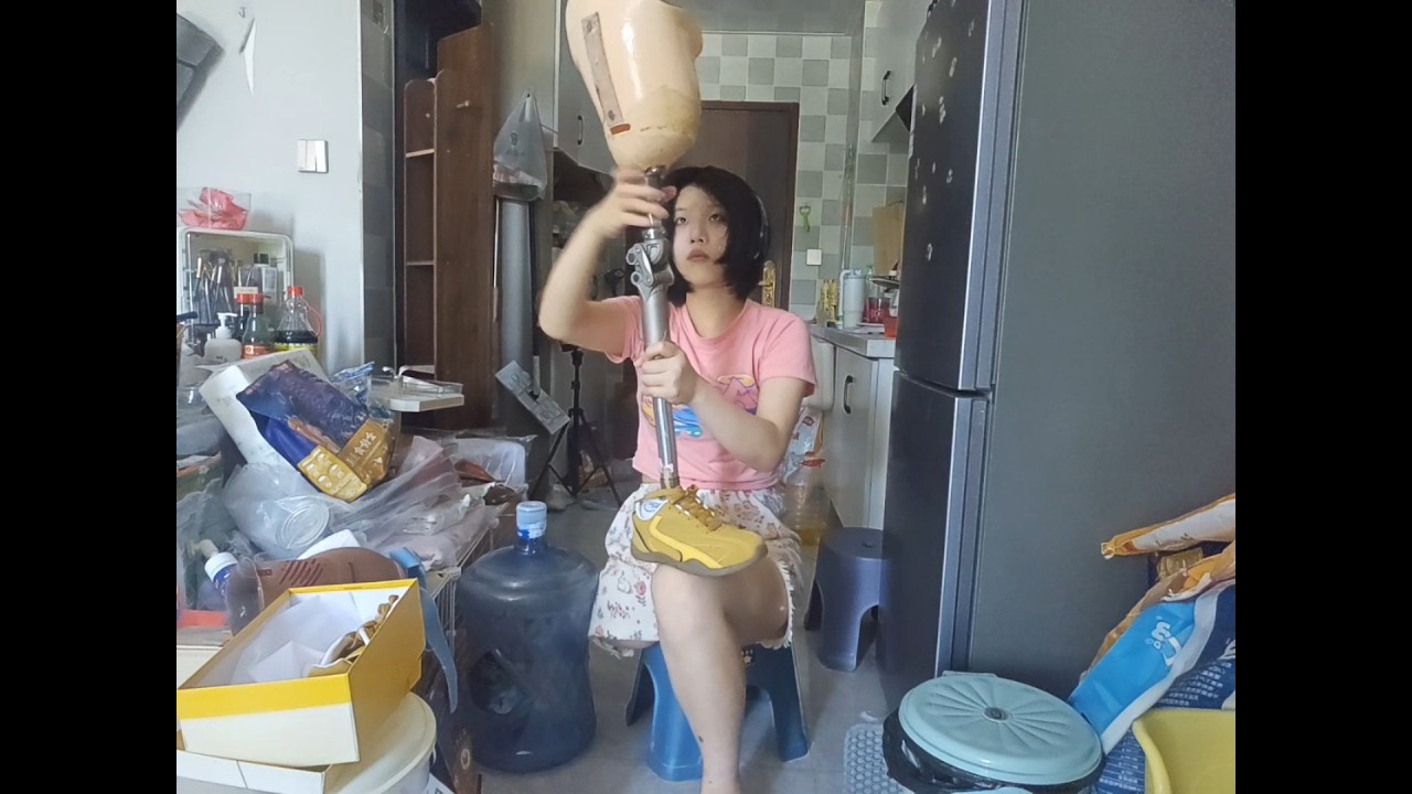Lingo: Sak Amputee Girl  Demonstrating how to wear a prosthetic leg #wheelchair #disability #oneleg