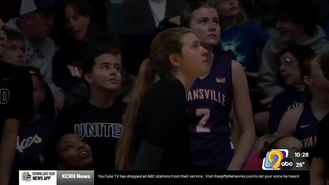 Molly Davis gets standing ovation in return to Carver as Evansville graduate assistant