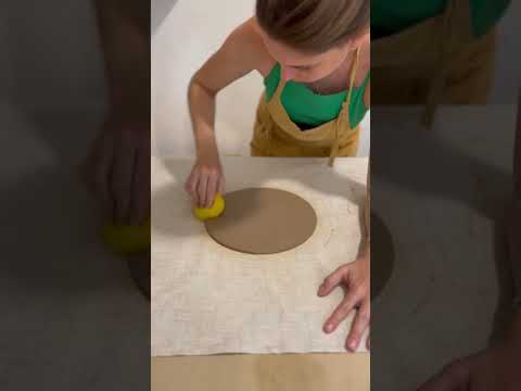 Uma das inúmeras maneiras de fazer um prato, com #ASMR :) #ceramic #pottery #shortvideo #shorts