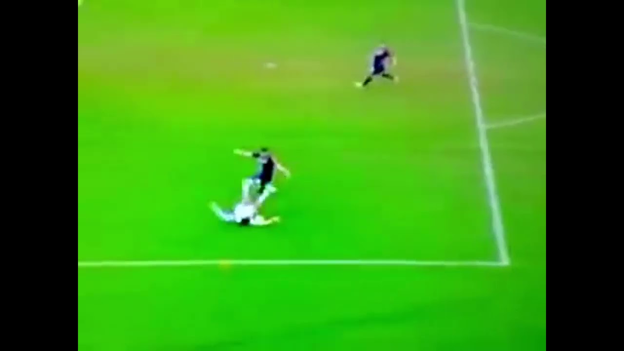 Bruttissimo fallo di Sōkratīs su Del Piero in Juve Genoa commentato da Fabio Caressa e Beppe Bergomi