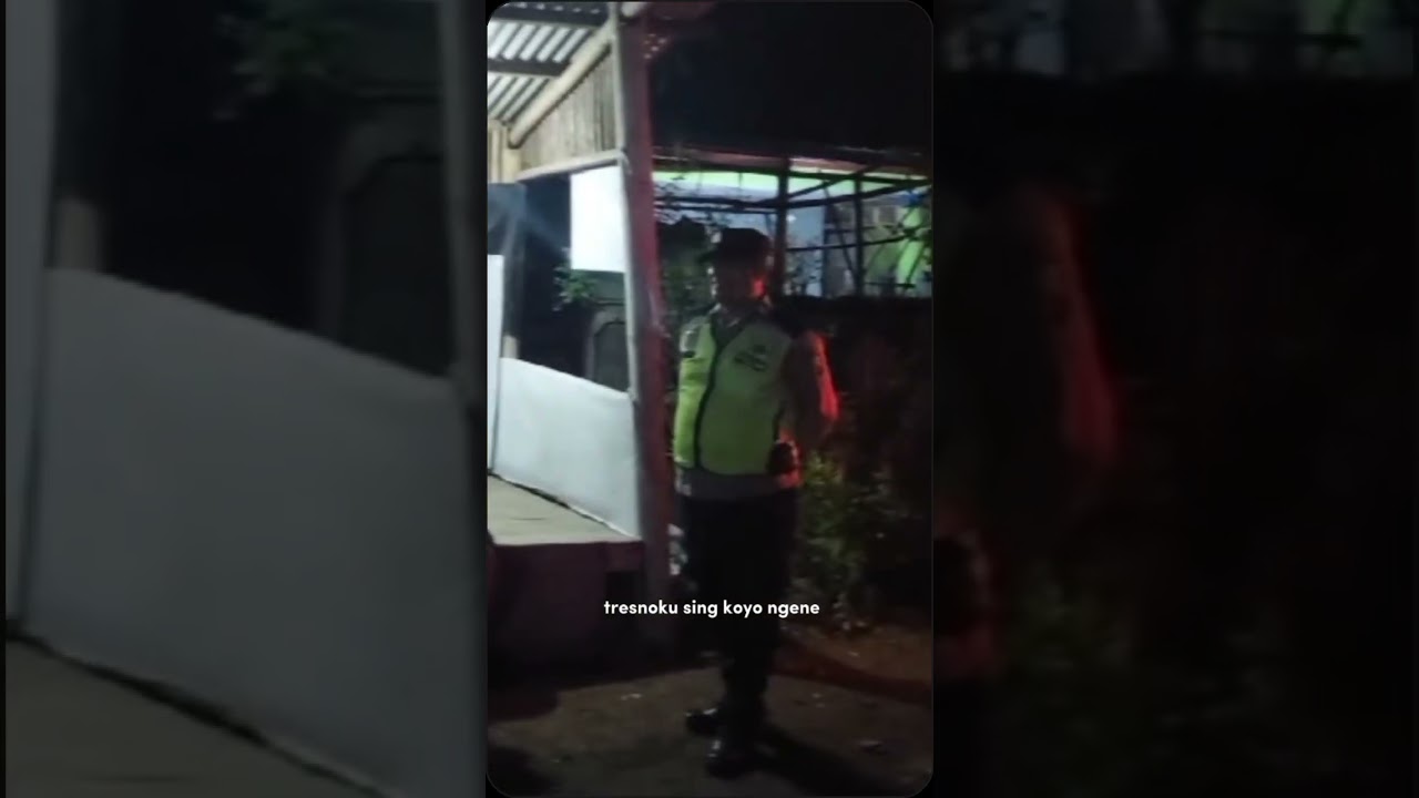 Anggota Polsek Pakisaji patroli malam dialogis dengan warga di pos kamling