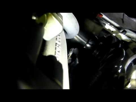 Inside the engine bay of a Japanese V6 accelerating - VTEC Intake