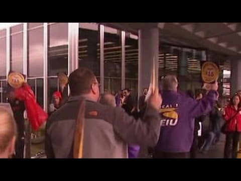 O'Hare airport service workers to strike for $15 an hour