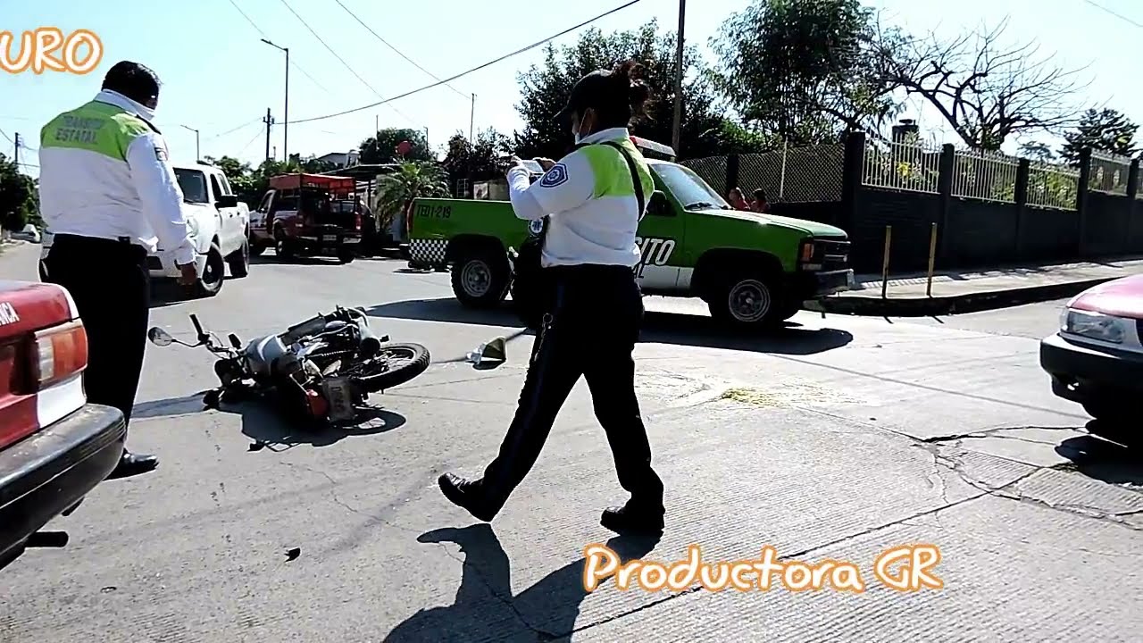 Dos Lesionados en Choque de Moto y Taxi