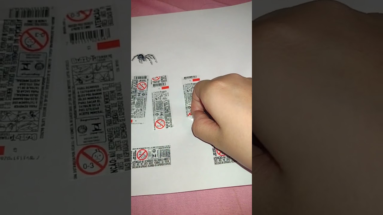 Desenho com tatuagens de chiclete