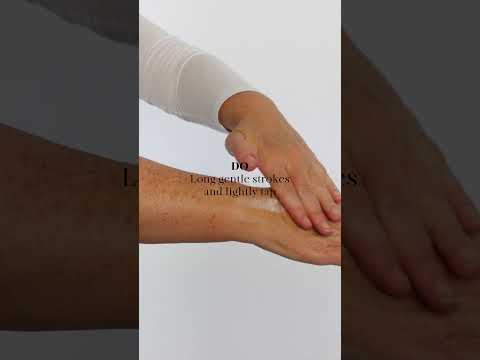 🤷♀️How to apply our Magnesium Lotion💙| Green People UK #organicskincare #sensitiveskin #shortsvideo