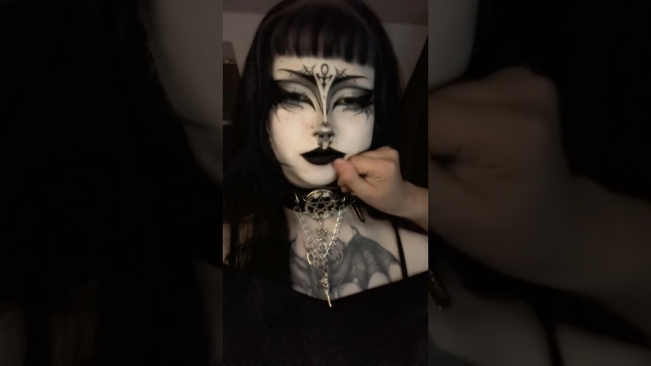 @wavin_wav I love you so so much #goth #gothic #gothmakeup #gothstyle