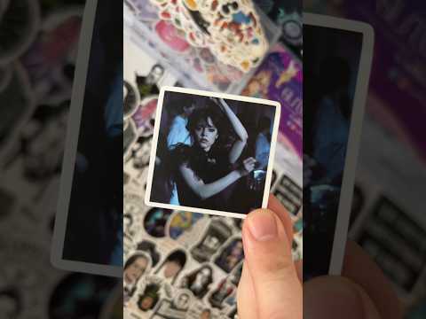 STICKERS WEDNESDAY ADDAMS / Merlina Addams / GlitchStoreChile • Síguenos en Instagram • TIKTOK •