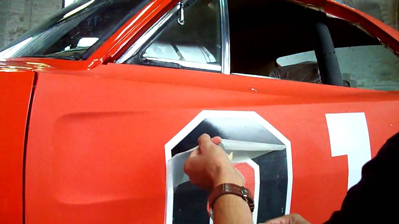 Placing the 01 decals on lee 1 right door