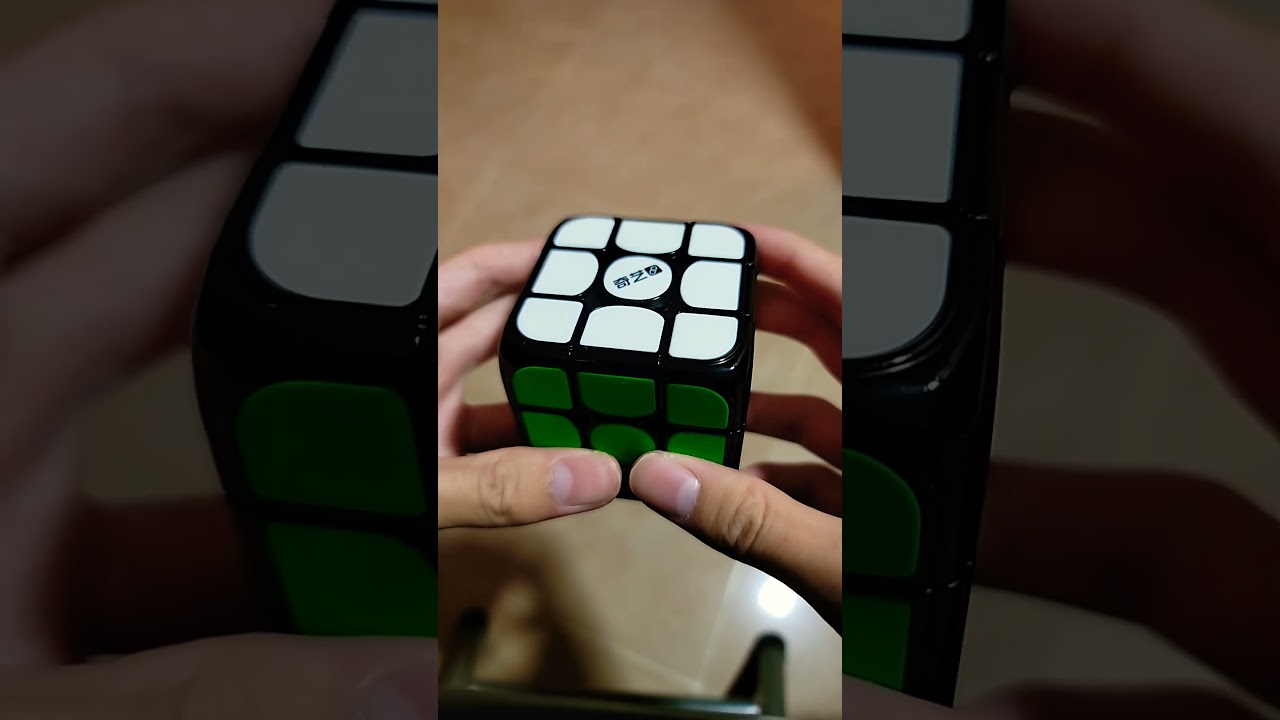 qiyi smart cube 3x3 but it keeps changing from black to stickerless
