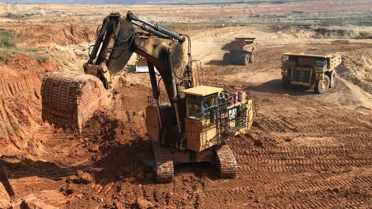 Caterpillar 6040 Mining Excavator Loading Hitachi EH3500 Dumpers