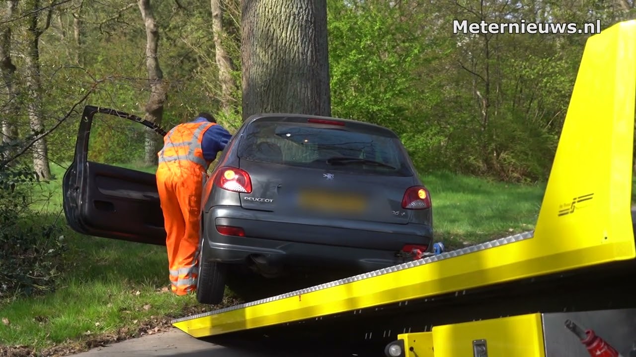Auto tegen boom in Emmen(Video)
