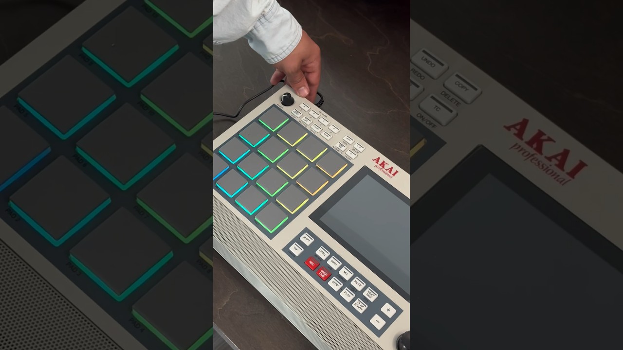AKAI MPC LIVE II unboxing 🙌🏽 #asmr #asmrsounds #akai #producer #fingerdrumming #beatmaker