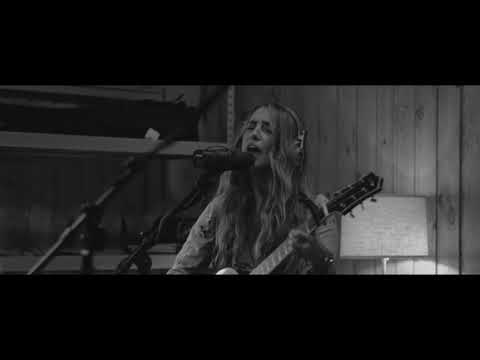Lainey Wilson - Middle Finger (Live)