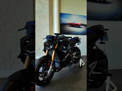 The moment has arrived.Collecting the new BMW S1000R 2025 , refreshed with a sleek new facelift.