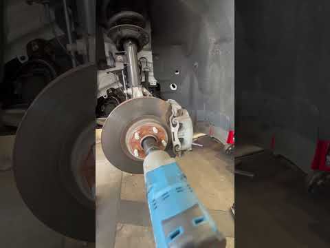 Trying out the new hercules 1/2 impact wrench from harbor freight removing axle nut