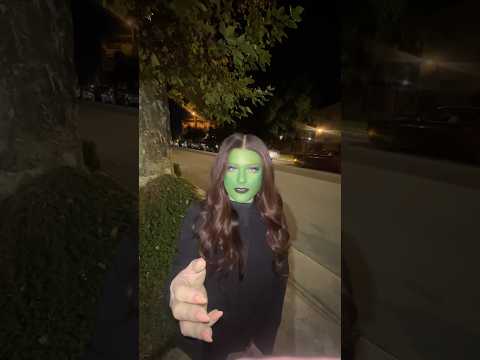 Does this wig make my skin look too green????