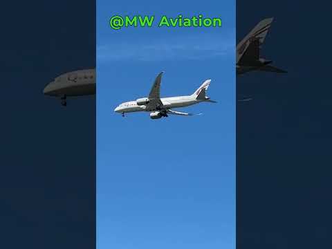 Qatar Airways B787 landing at Edinburgh Airport