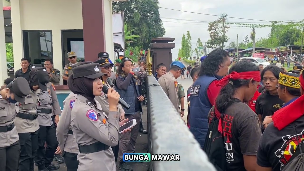 Cara Unik Regu Polwan Humanis Polres Sintang Sampaikan Himbauan Kemtibmas