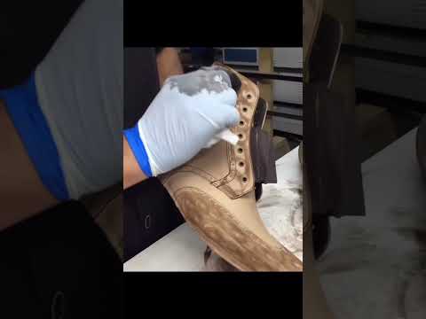 How to patina leather boots: behind the sole with the Que Shebley Brand #shoe #patina #leathercraft