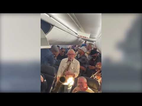 Flight delay sparks jazz performance by Dave Koz, goes viral | arabtimes