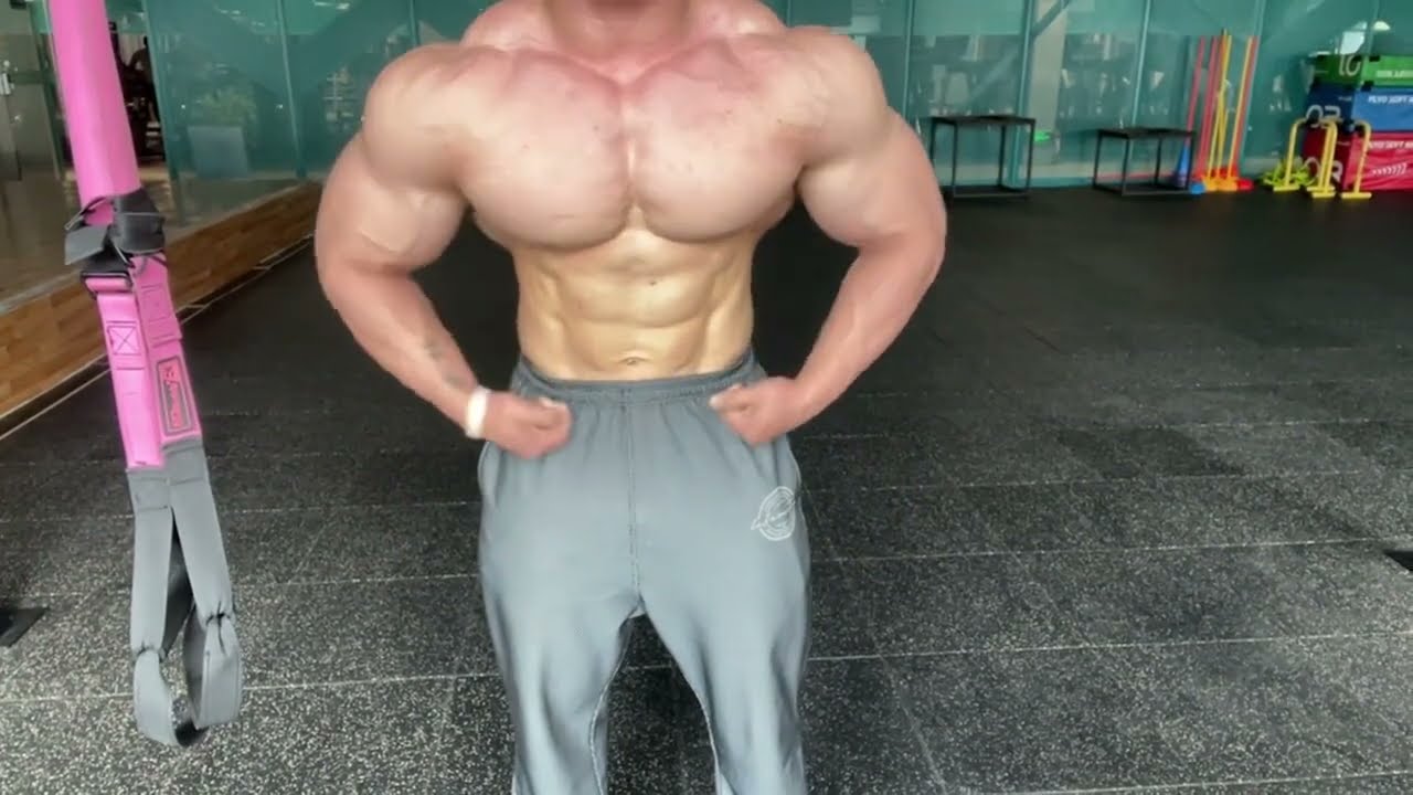 Chinese Bodybuilder Muscle Flexing #127