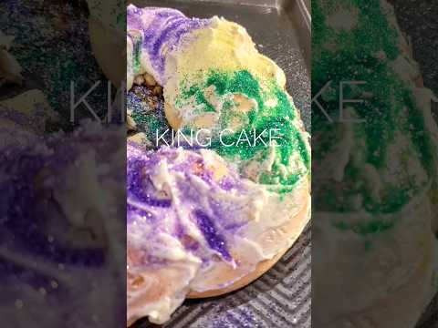 My favorite King Cake recipe and tutorial is linked in the comments. 💜💚💛 #mardigras #nola #kingcake