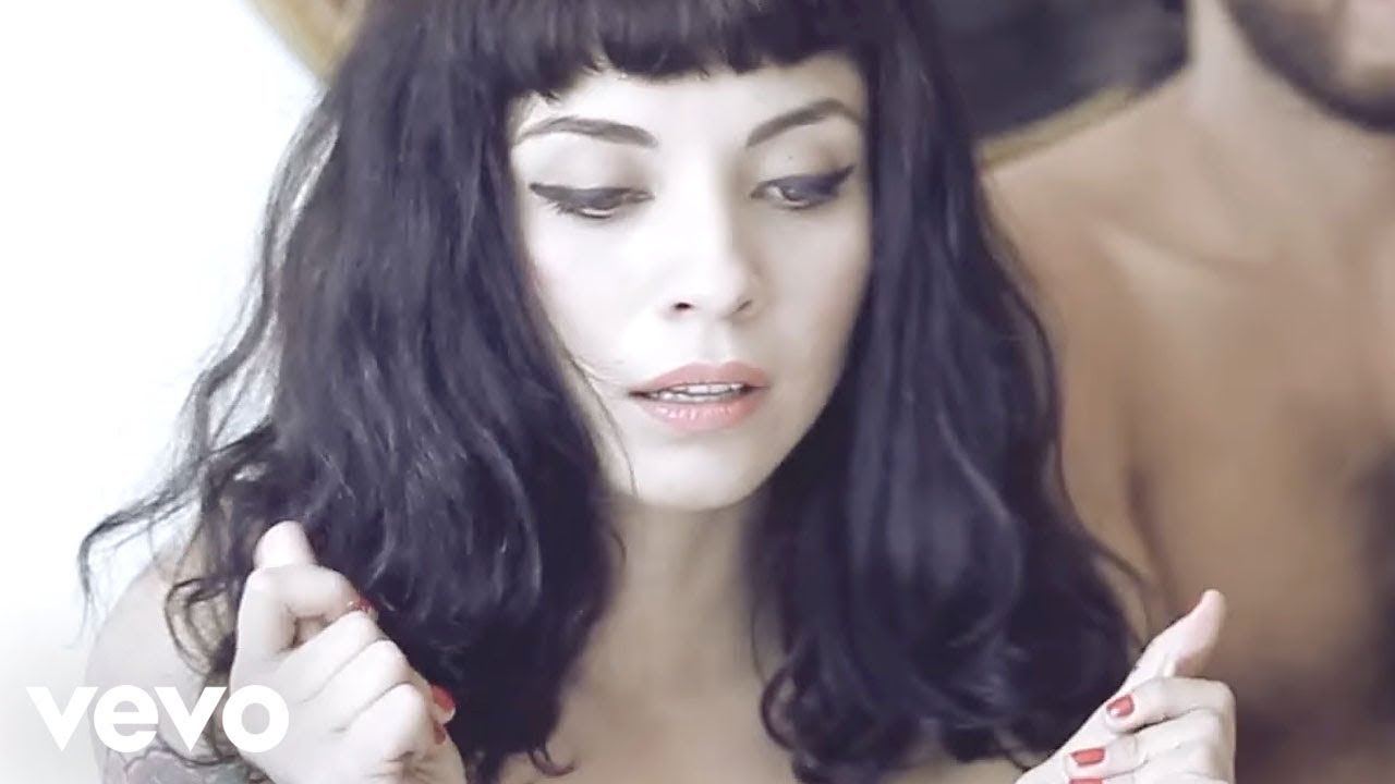 Video y Letra de Amor Completo - Mon Laferte