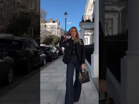 @chloelloydstyles our Beatrice Blazer effortlessly, perfect for days in the city!☀️
