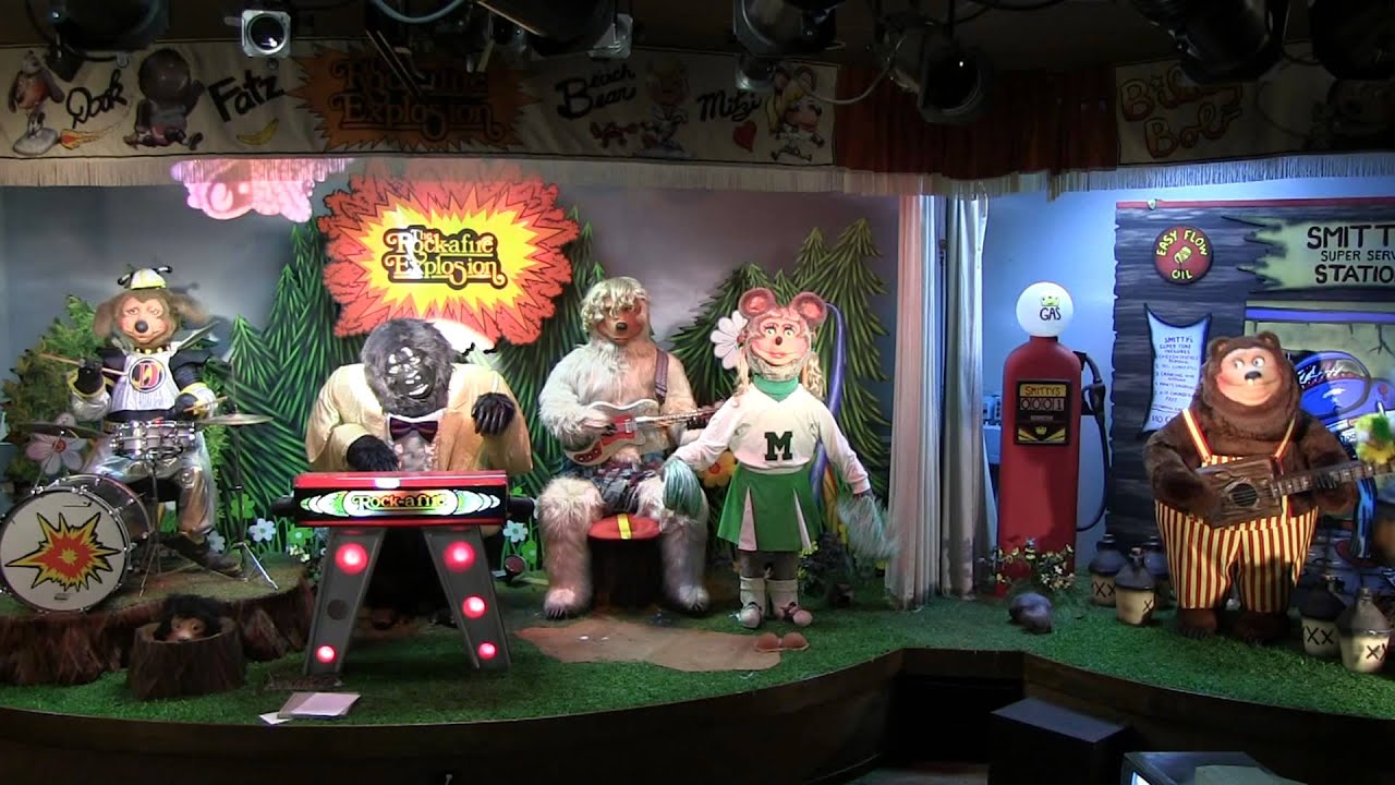 Rock-afire Explosion backup to Cee Lo Green in 