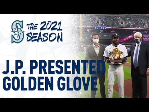 J.P. Crawford Presented Gold Glove Award on Opening Night