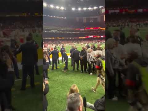 Chiefs DE Chris Jones shakes Trumps hand