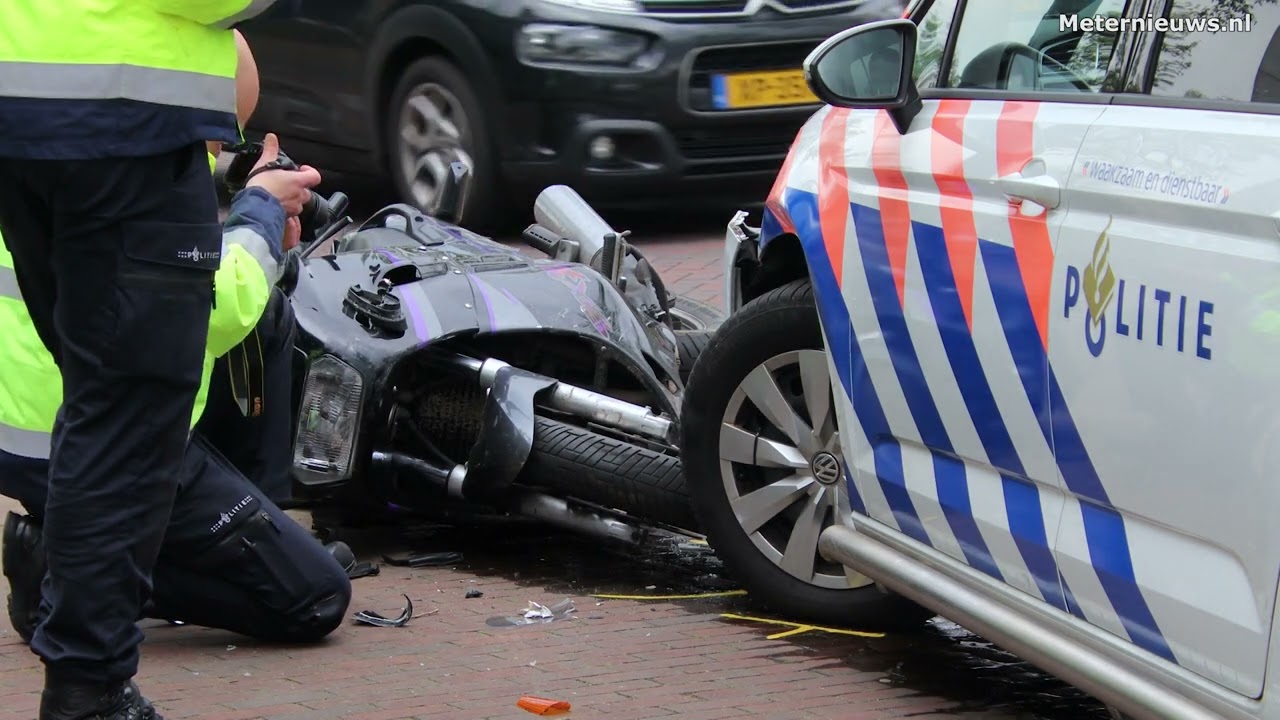 Achtervolging politie eindigt met aanrijding motor politie auto in ...