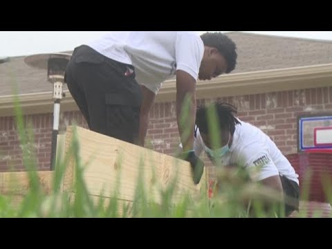 Brothers' above-ground vegetable garden business quickly growing across Dallas-Fort Worth