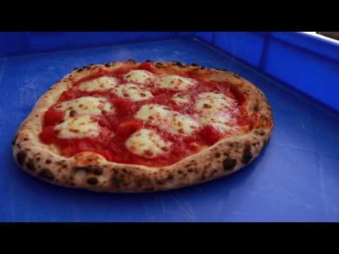 Cooking a pizza in Il Forno By Marco oven in only less than two minutes!