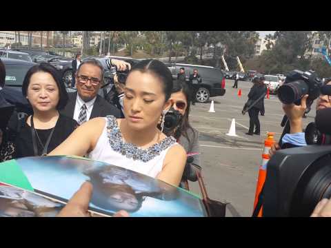 gong li signing autographs at the independent spirit awards 3 1 14