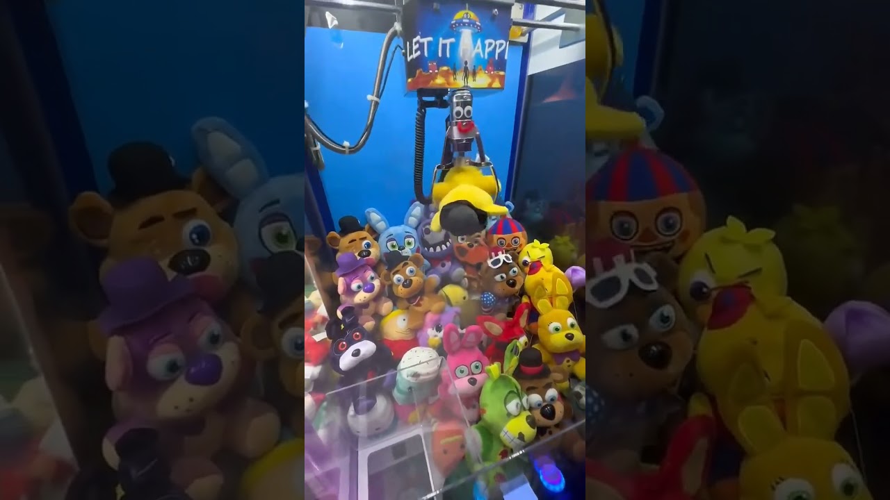 Shadow Freddy LOCKED Inside Claw Machine 🐻 #shorts #clawmachine #fnaf #fivenightsatfreddys #arcade