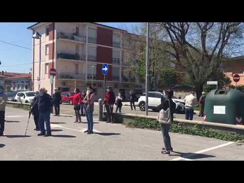 Lunga fila di fronte ad una farmacia di Calcinaia per avere le mascherine gratis della Regione